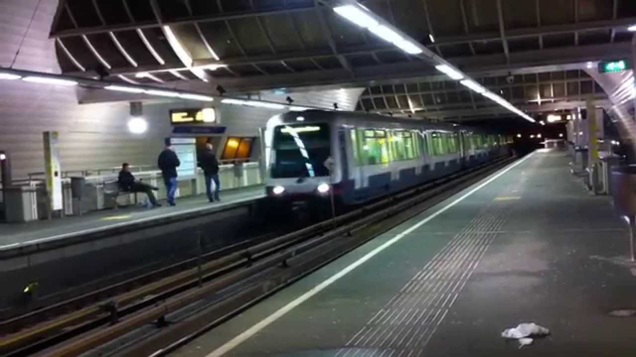 RET Metro 3X Type B op Spijkenisse Centrum (in de avond) (5322 & 5353 ...