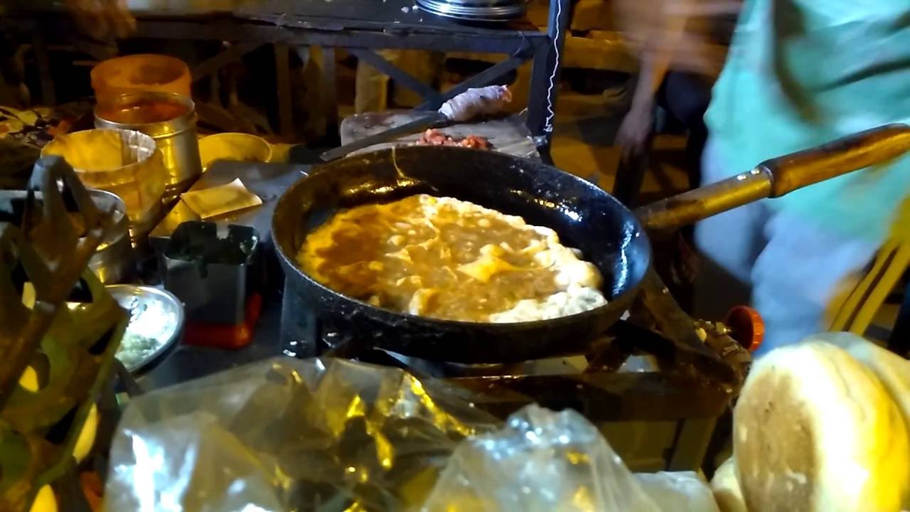 Ahmedabad Street food: Masala Bun Omelette - YouTube