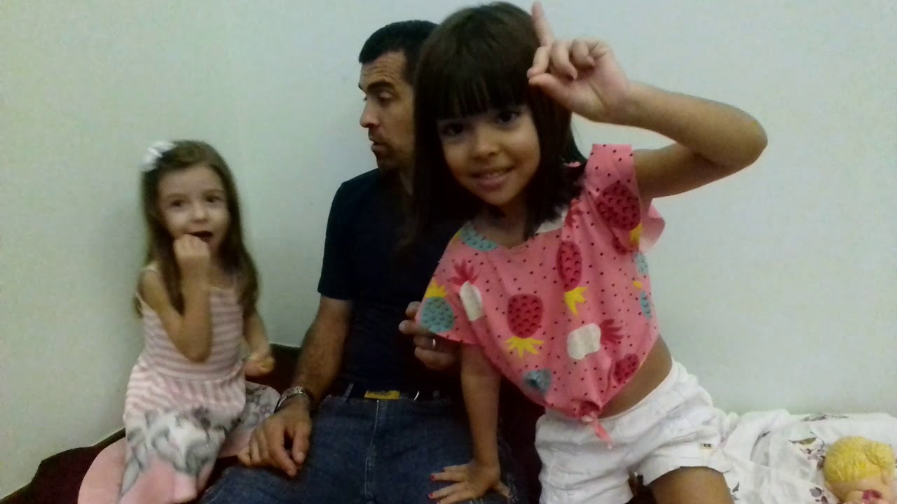 Aline Salgado Fonseca e Ana Lívia brincando de quem gosta de.... - YouTube