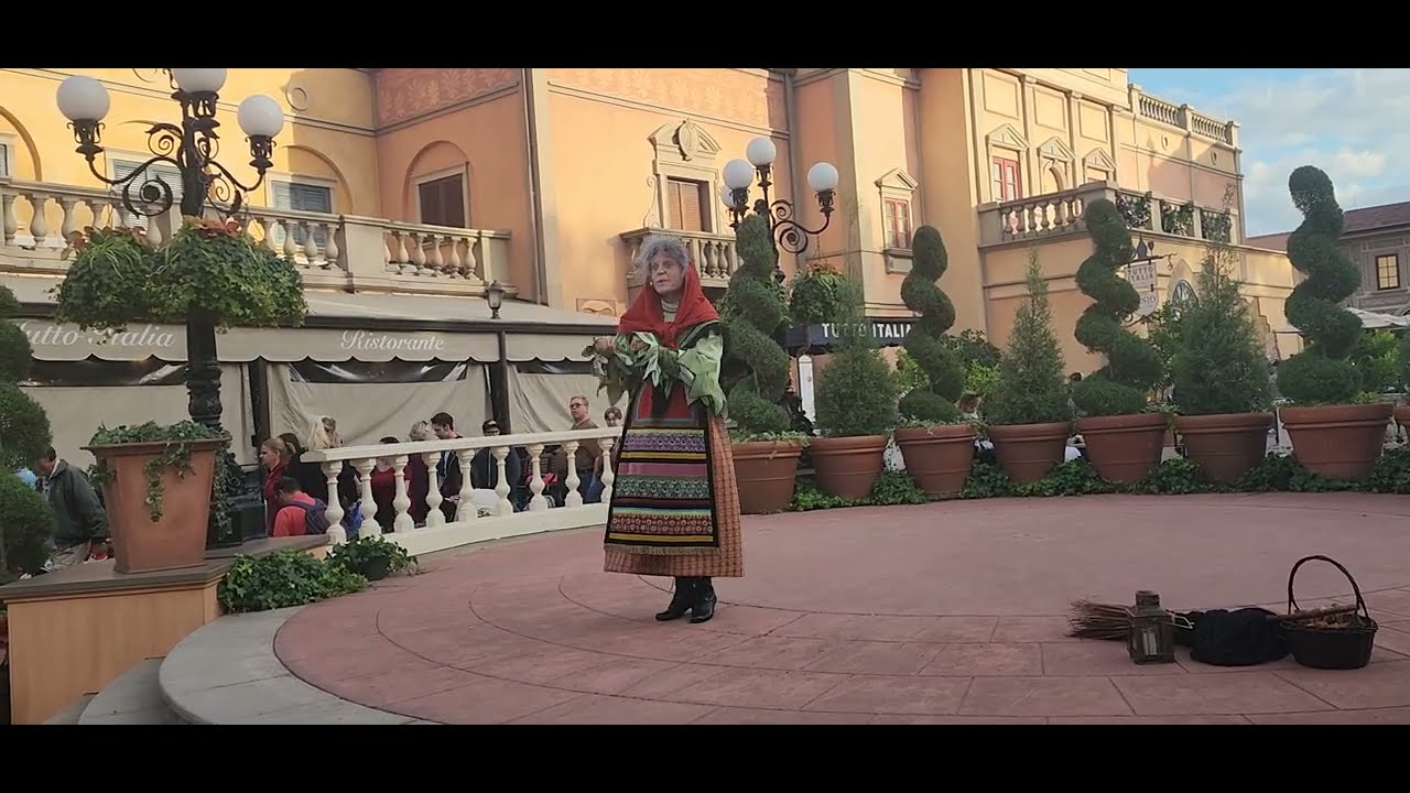 La Befana EPCOT Italy - YouTube