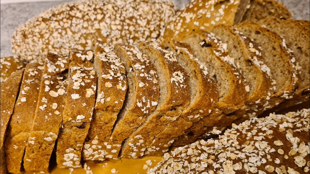 Pan con Copos de Avena y pasas. Bread With Oat Flakes, Raisins and ...
