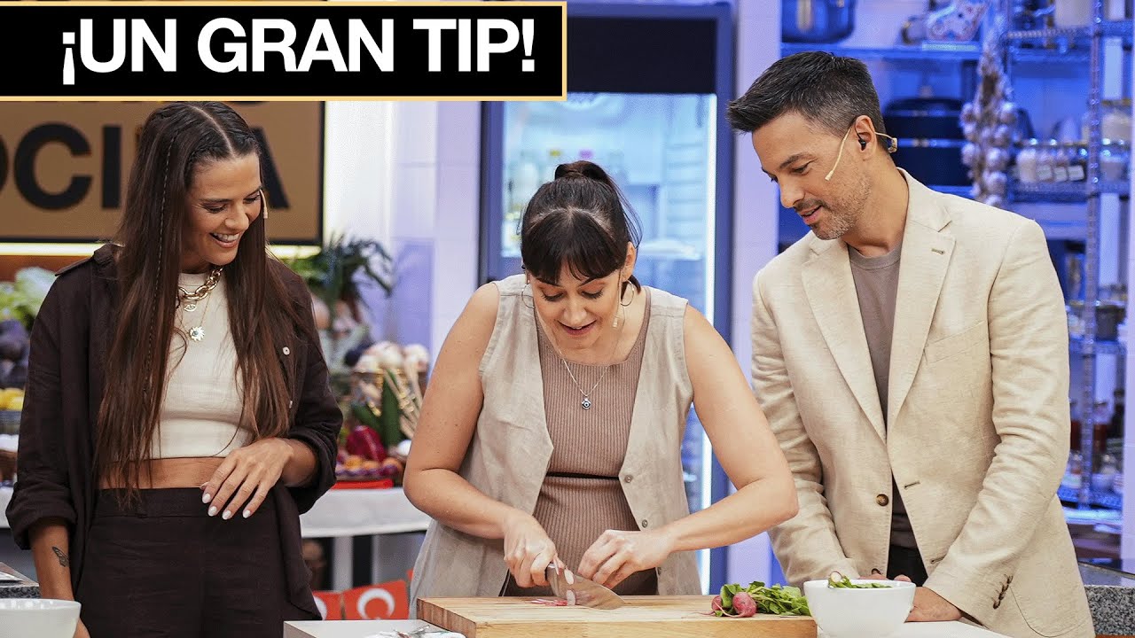 ¡SIEMPRE MANO EN GARRA! Xime Sáenz explicó la técnica para cortar el rabanito bien fino - YouTube