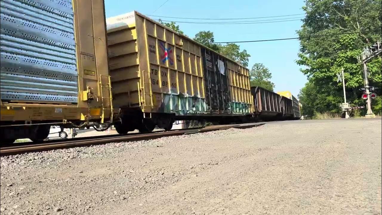 CSX 5281 ES40DC leads CSX M403 through Piscataway - YouTube