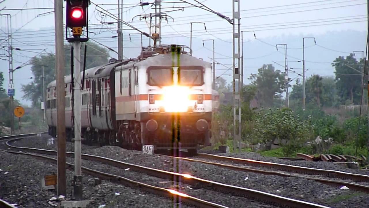 120Kmph Action Uniform ICF 12429 SBC-NZM Rajdhani Express at MPS ...