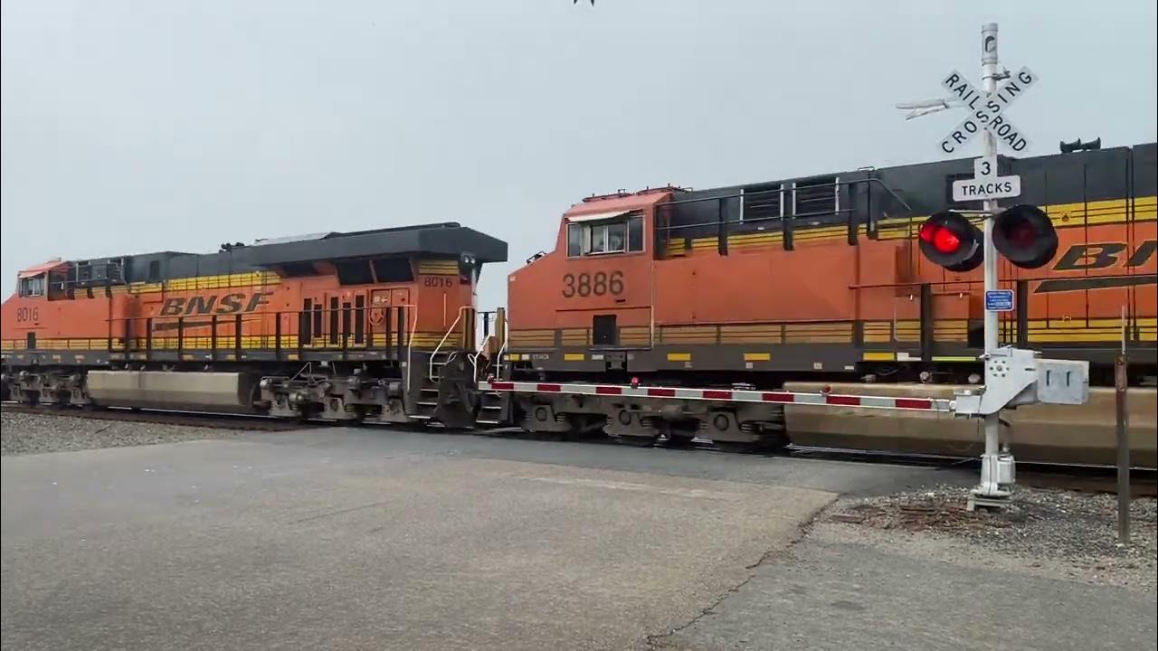 BNSF intermodal with Warbonnet - YouTube