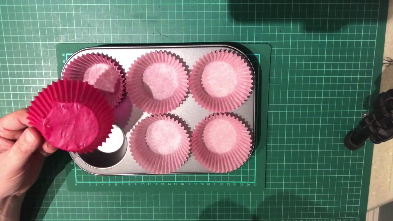 QUICK TIP How to stop Cupcake cases getting greasy bottoms while ...