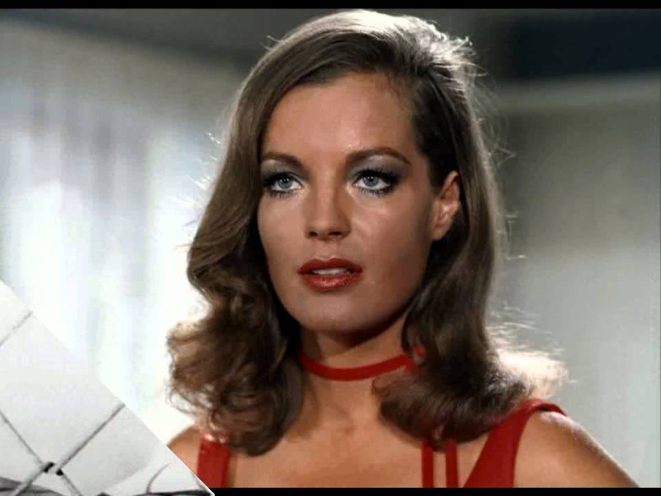 Don't look now - Laura's theme (The Last Farewell) - Music: Pino ...