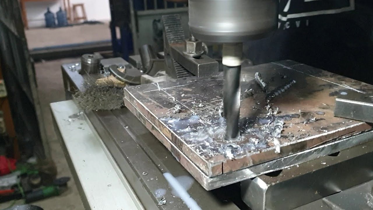 MANUAL MILLING MACHINE JOB - YouTube