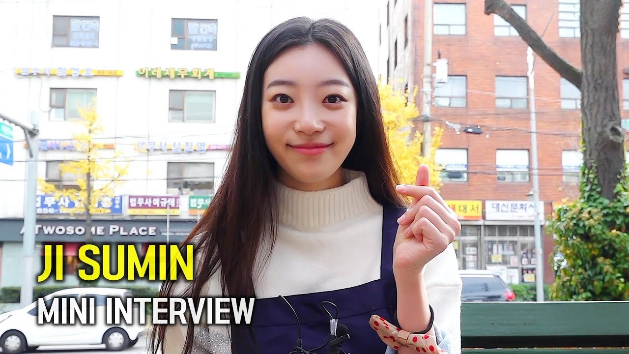 지수민(JI SUMIN) 미니 인터뷰, 순둥순둥 러블리한 매력 [WD영상] - YouTube