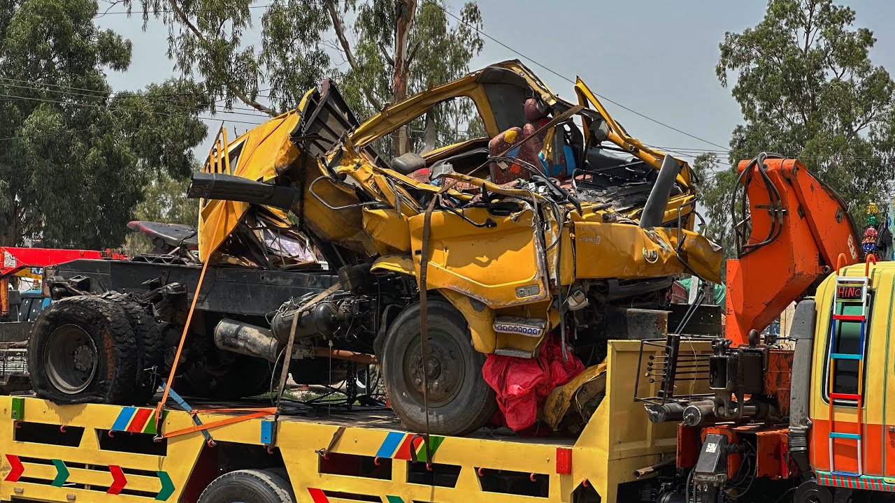 Pakistani Mechanics are Repairing this type of UD Nissan Accident Truck ...