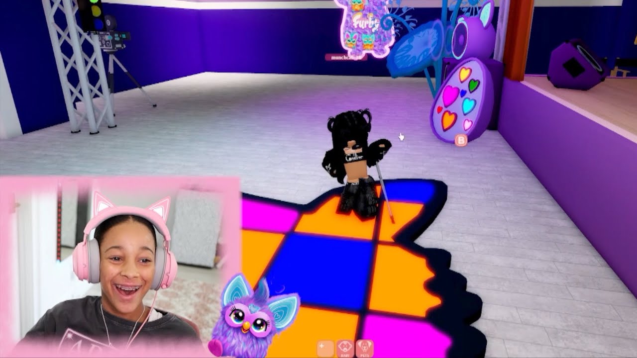 GAMING WITH THE FURBY ROBLOX EXPERIENCE - YouTube