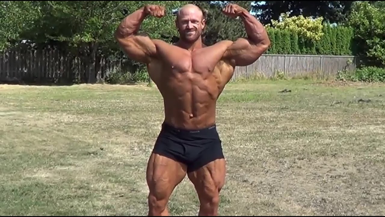 American Super-Heavyweight bodybuilder Brandon Lyons - Outdoor posing ...