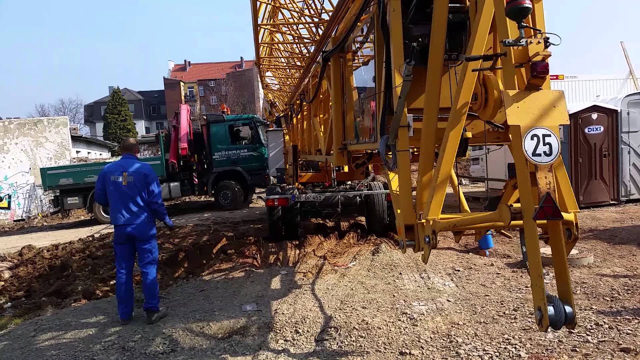 Liebherr Turmdrehkran 56K aus der Baustelle rangiert - YouTube