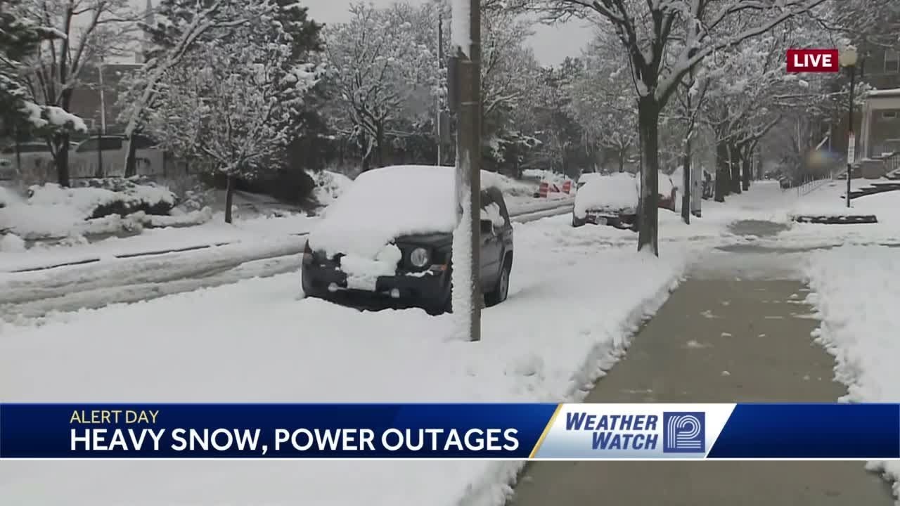 Heavy snow, power outages in Wisconsin - YouTube