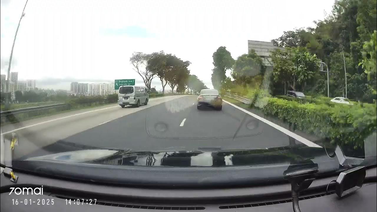 SNT9402T lane change without signal and close to motorbike - YouTube