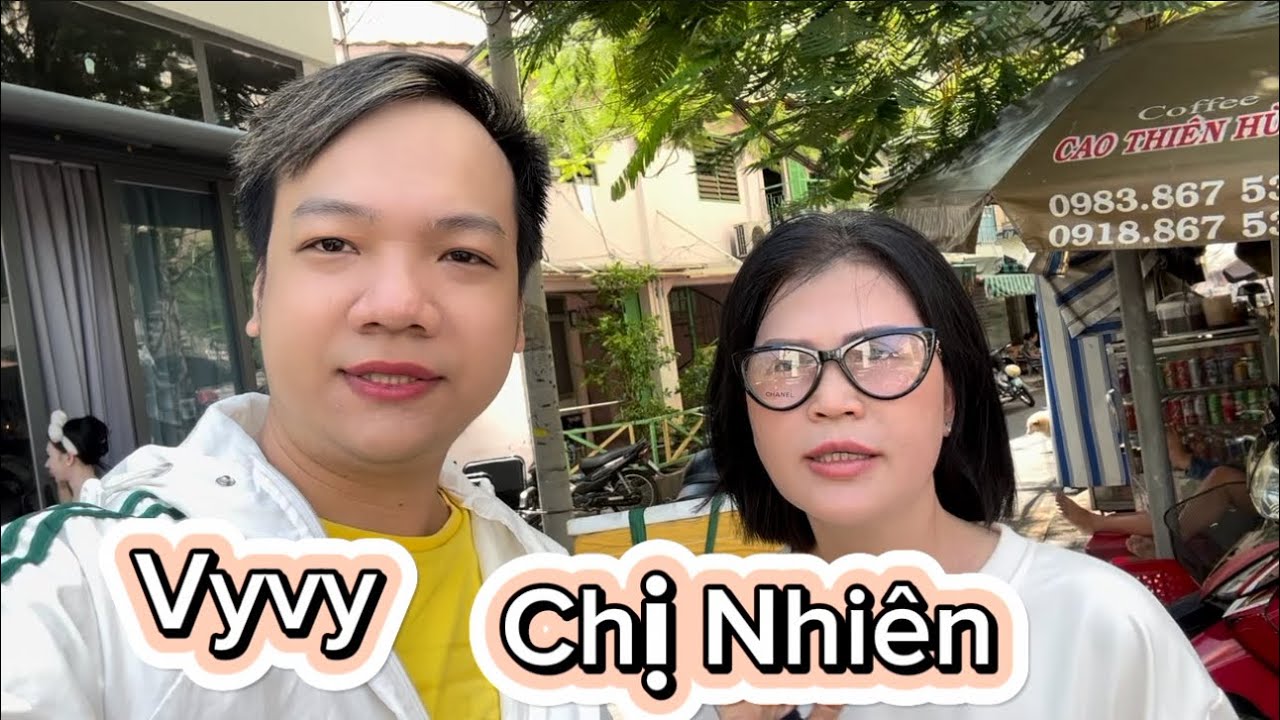Vyvy và Nhiên rong ruổi gữa trưa sài gòn nóng bức phát 400 hủ sữa chua ...