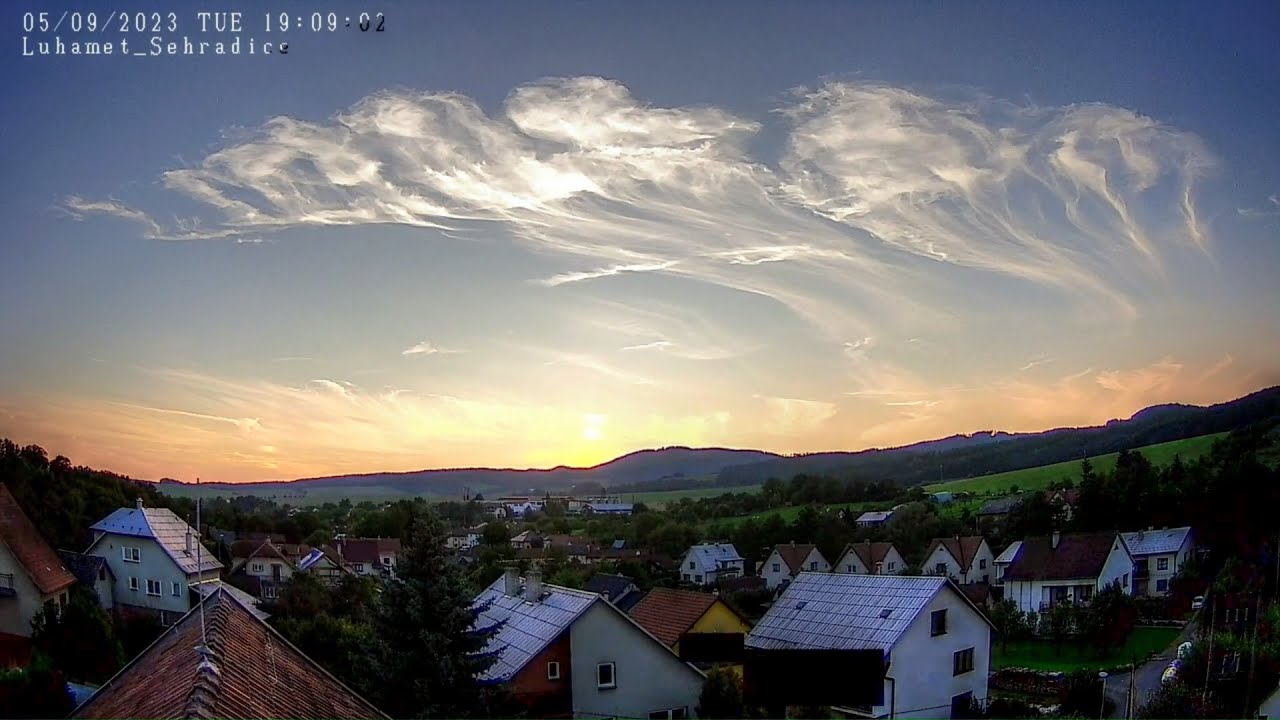 Nádherný oblak cirrus při západu slunce - YouTube