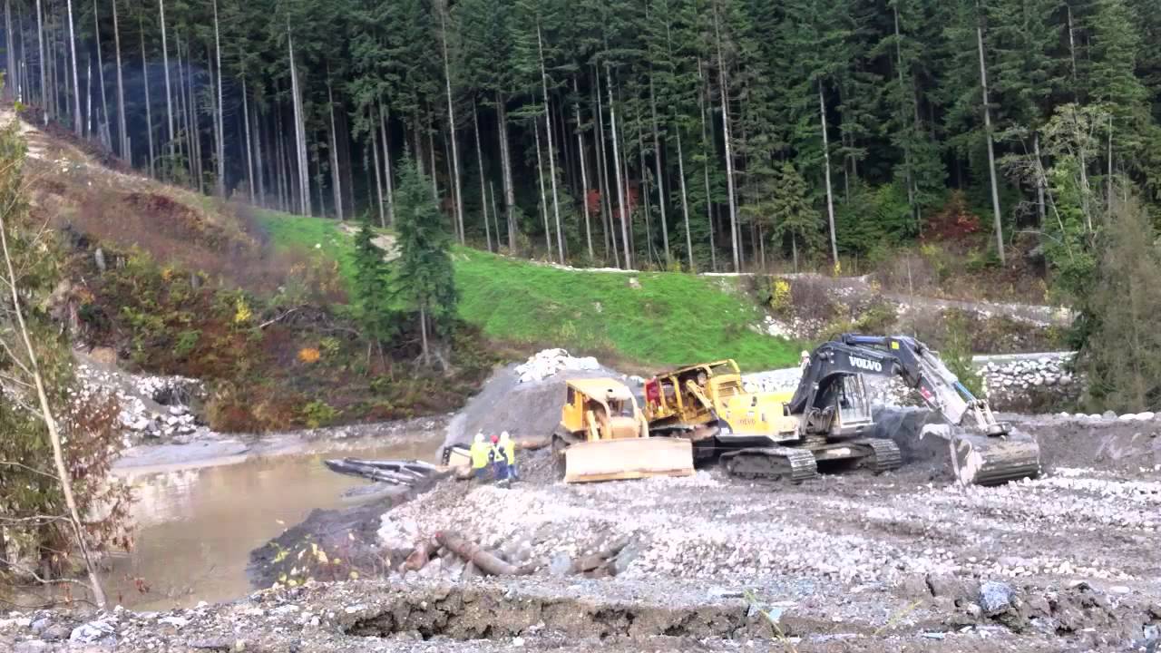 Sunken Volvo Excavator Recovery with Caterpillar D8K and D9G Bulldozers ...