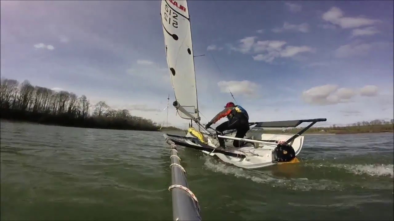 Essai Blaze Skiff avec trapézes - YouTube