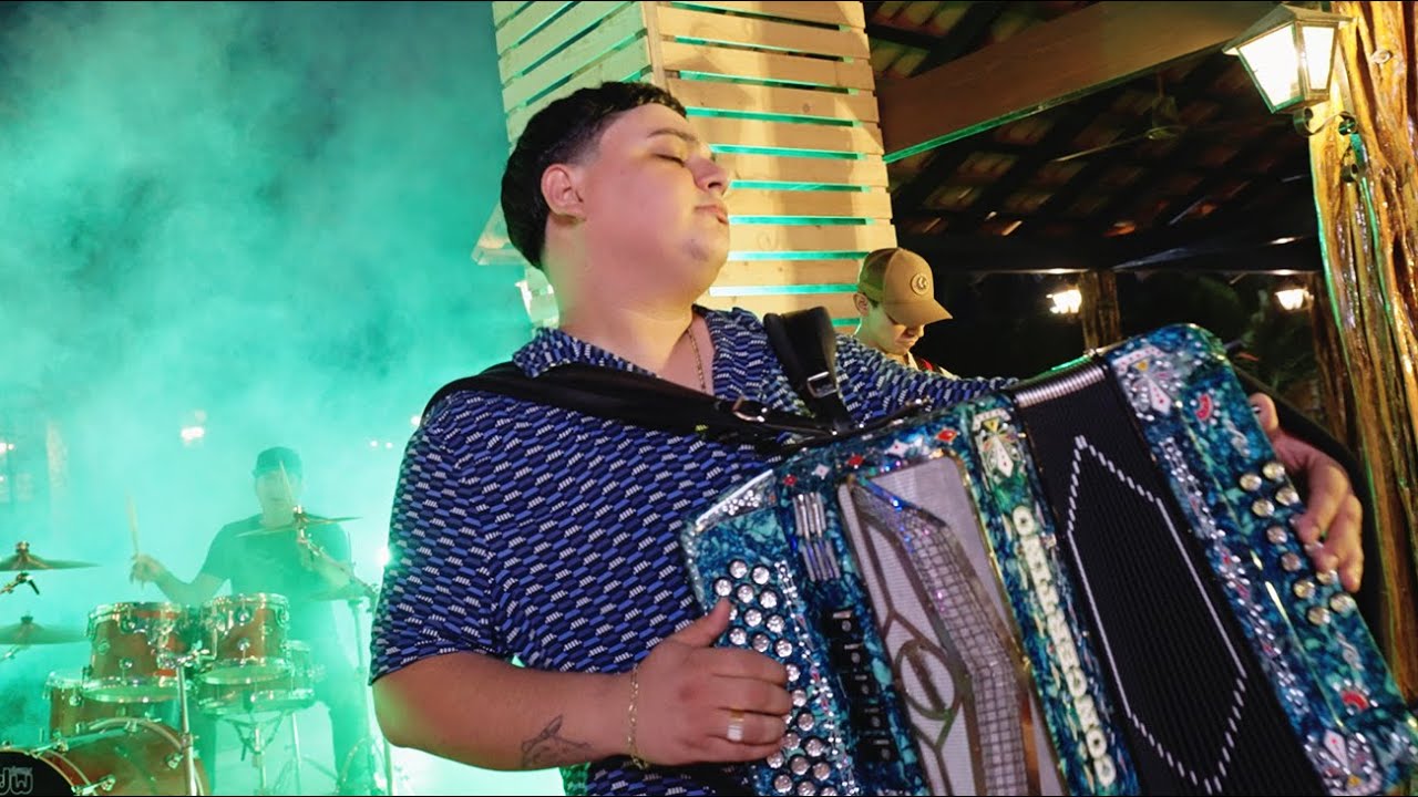 Dani Tapia - Los Drones (En Vivo) - YouTube