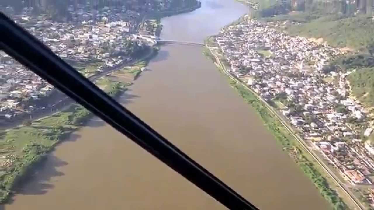 Decolando e sobrevoando a cidade de Resplendor MG no piloto automático ...