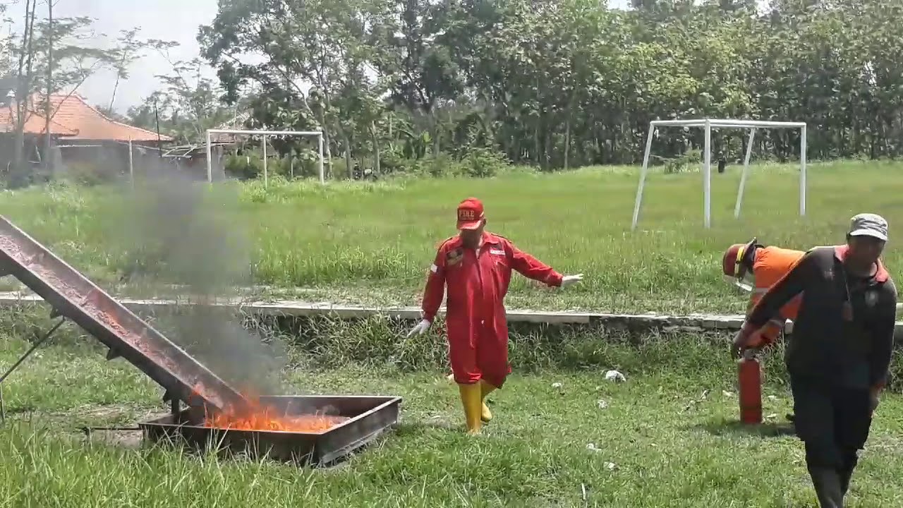 Pemadaman Api pertama memakai APAR #damkarsleman,hasamindo - YouTube