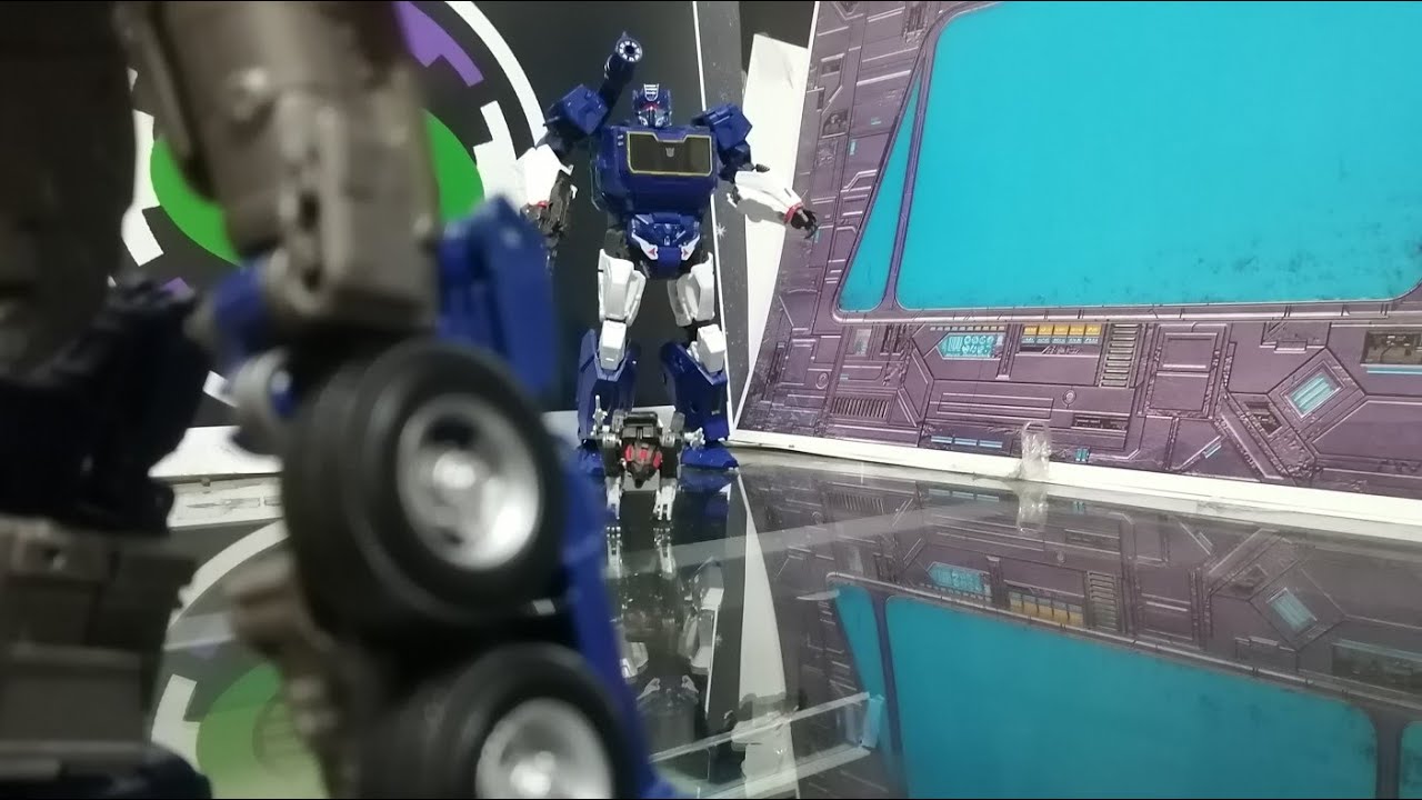 Soundwave y Ravage Trumpeter Model Kit - YouTube