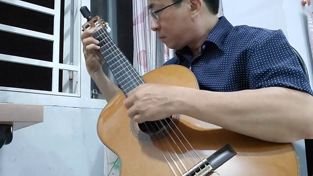 Prelude in C minor (Augustine Barrios) - YouTube