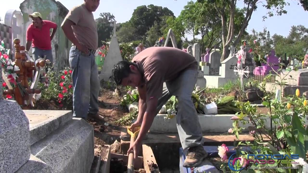 El oficio de ser sepulturero - YouTube