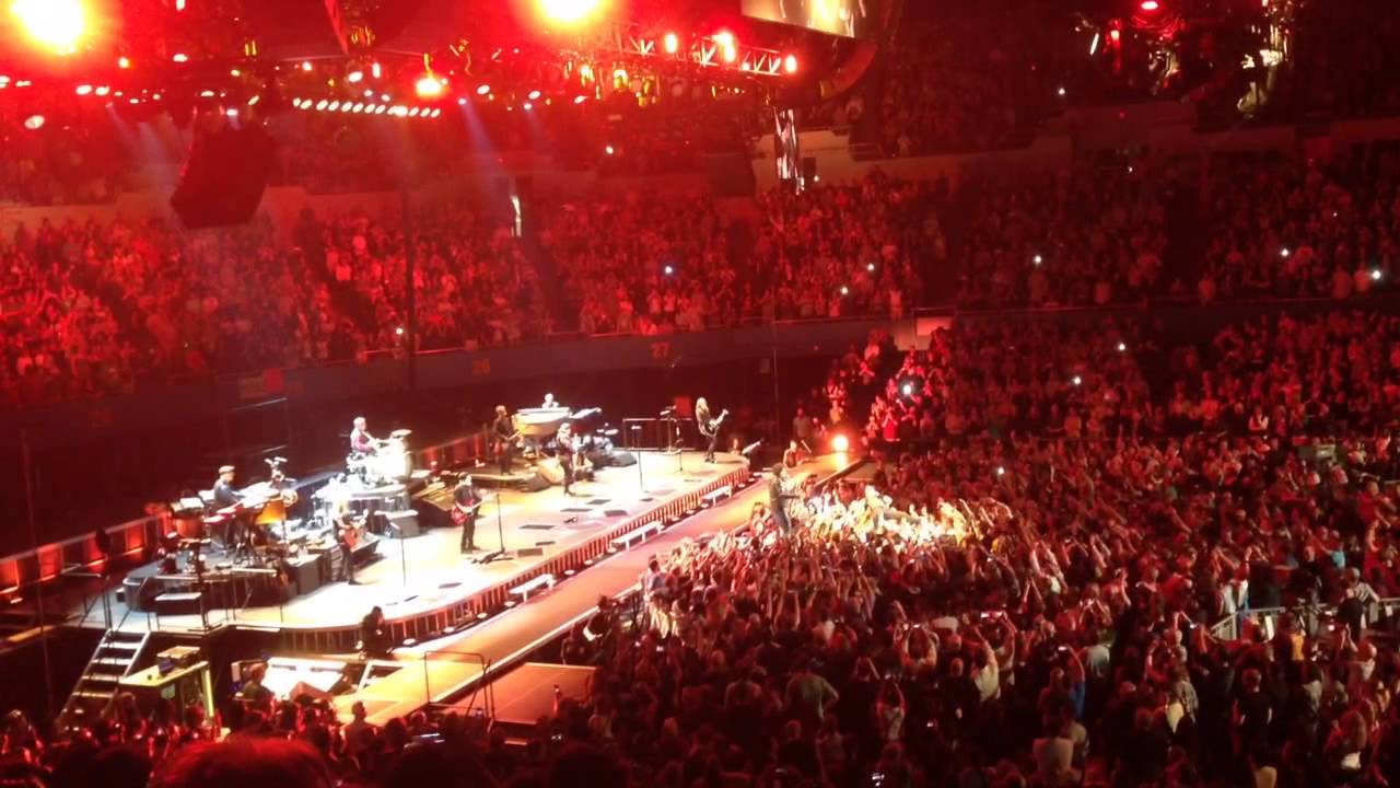 Bruce Springsteen - Crowd Surfing during Hungry Heart - 3/17/16 - CA ...