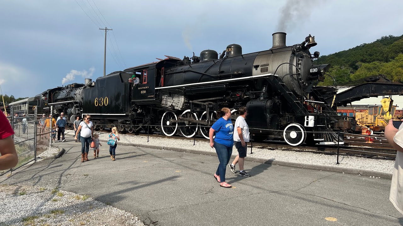 Southern 630 and Southern 4501: Turning on the Turntable - YouTube