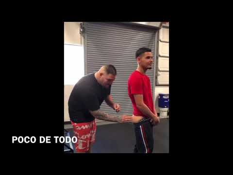 Andy Ruiz injecting his homie / Andy Ruiz inyectando a su compa