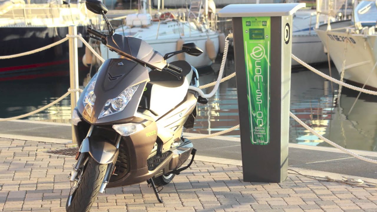 Colonnina elettrica by Ecomission - YouTube