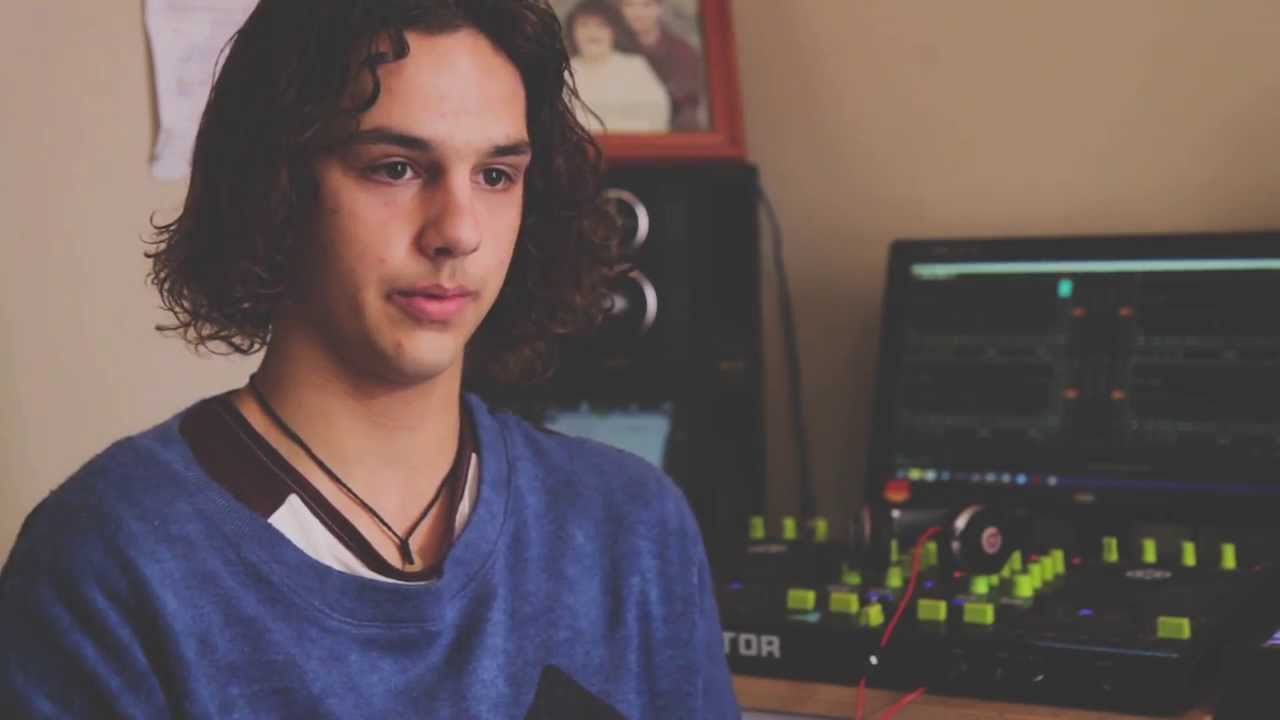 Michael Trillo, aka Trillo DJ in #gigatownDunedin - YouTube