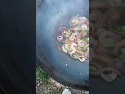 Cocinando afuera bien perron - YouTube