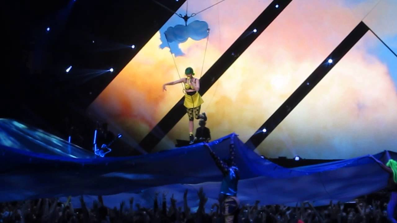 Katy Perry - Walking On Air (Flying) MSG LIVE 07/09/2014 The Prismatic ...