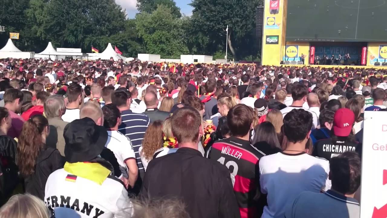 Public Viewing Heiligengeistfeld in Hamburg - YouTube