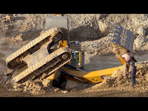 Insane operator Cat Excavator accident overturned can’t help by another ...