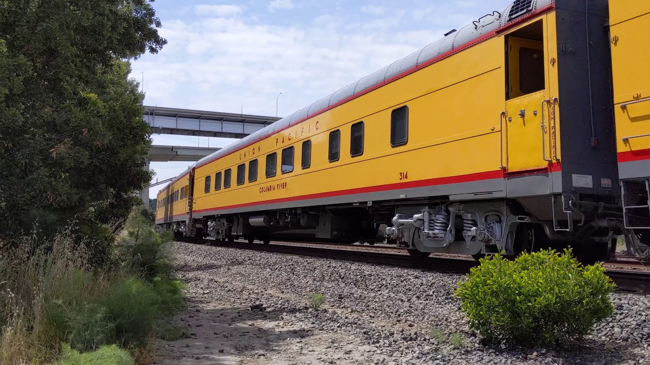 Union Pacific #1111, leading the PSLKF-16 special - YouTube