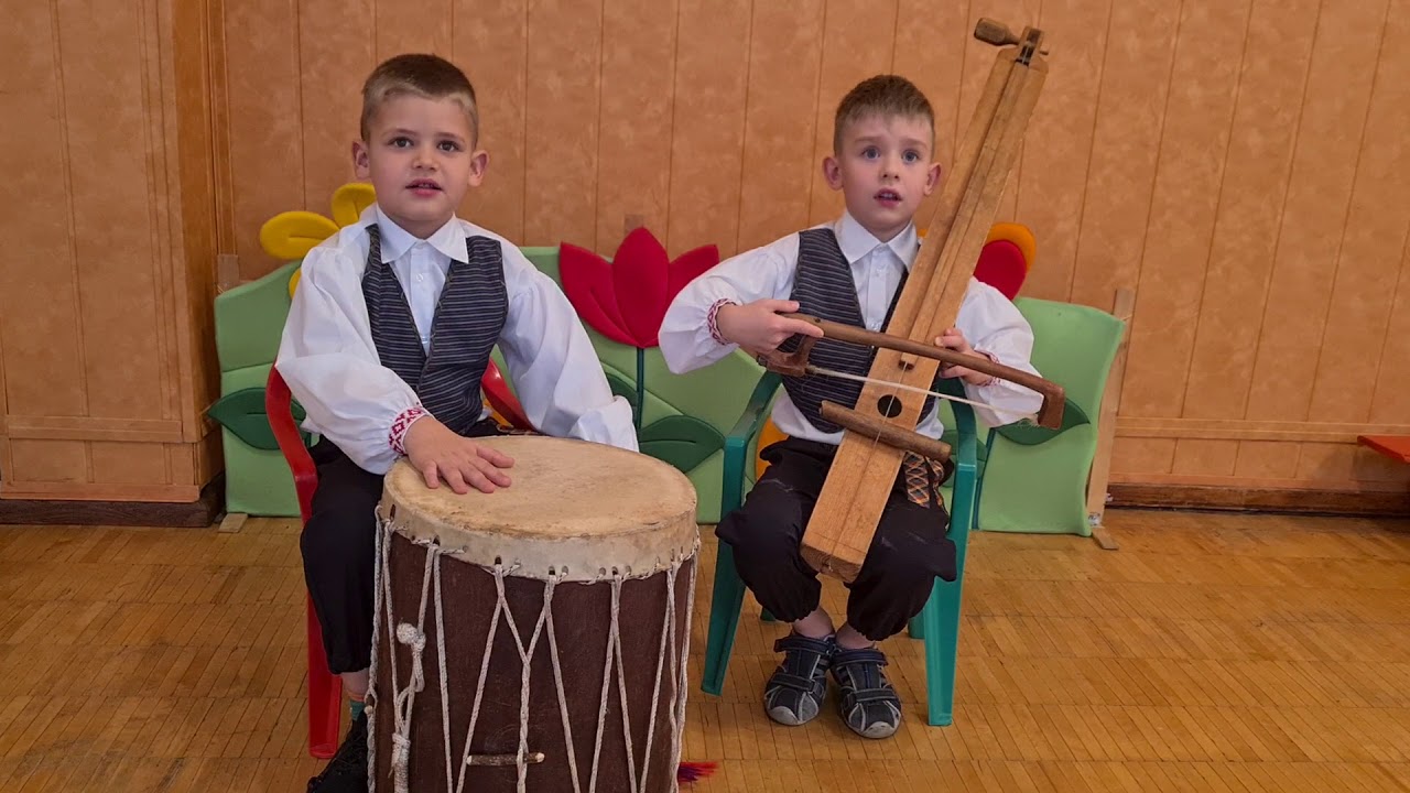 Tupi uodas ant kelmelio - YouTube
