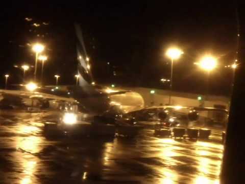 TG 471 Thai Airways landing in Sydney - YouTube