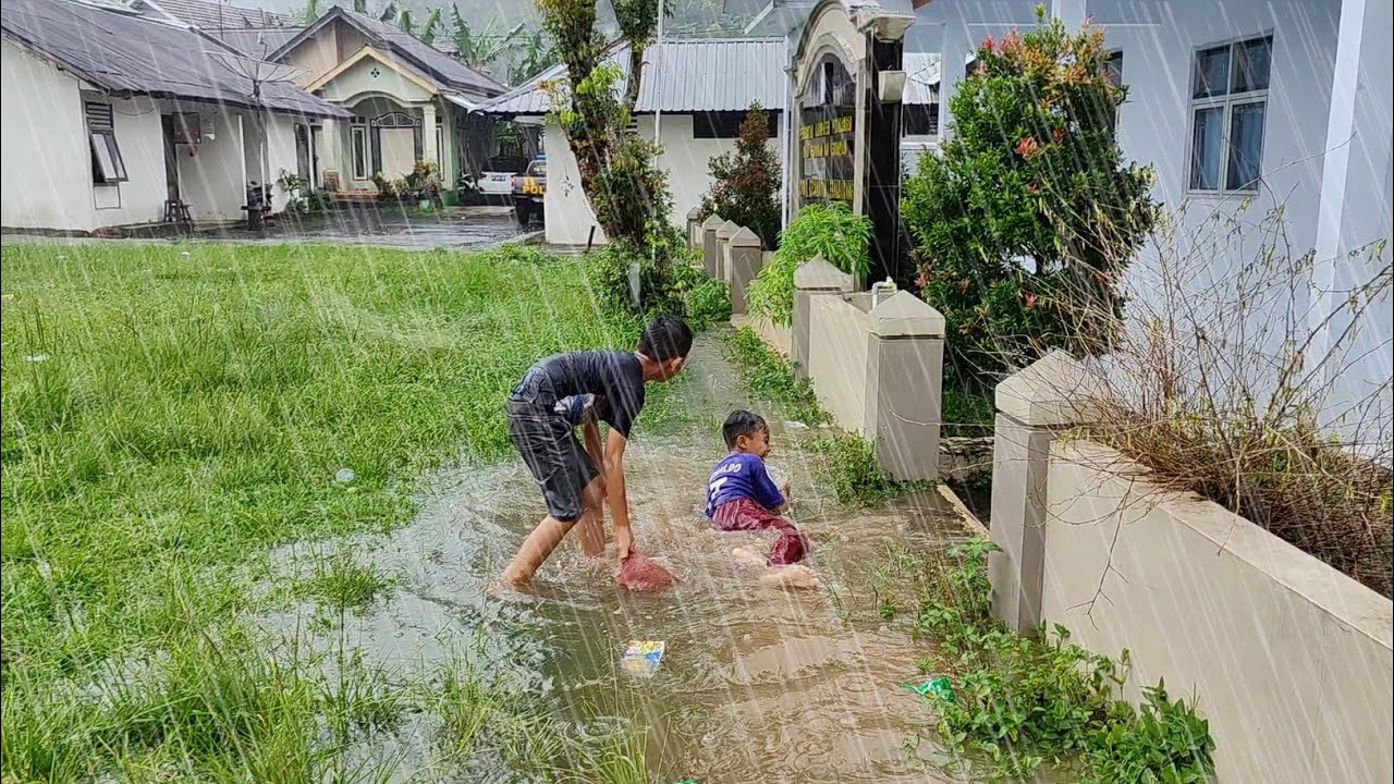 Walking in the heavy rain and thunderstorms, see children playing in ...