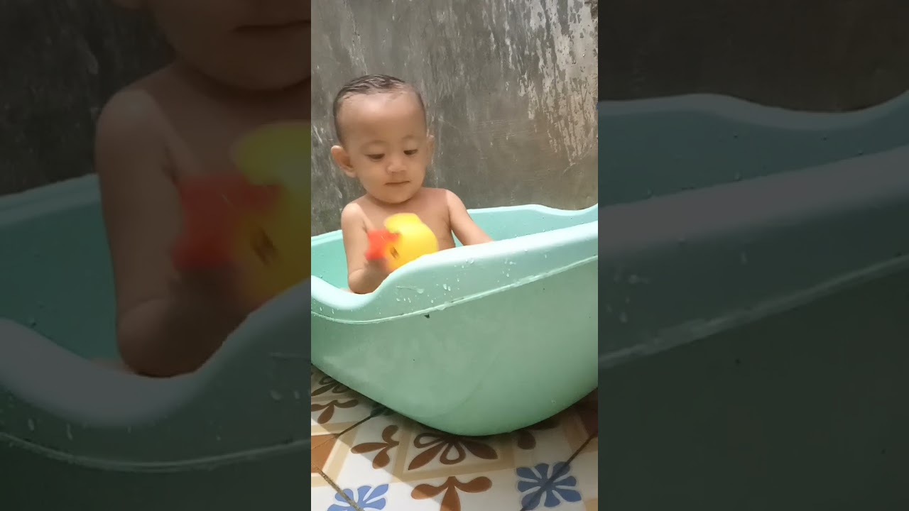 akhirnyaaaaa... || mandi sambil bermain.. - YouTube