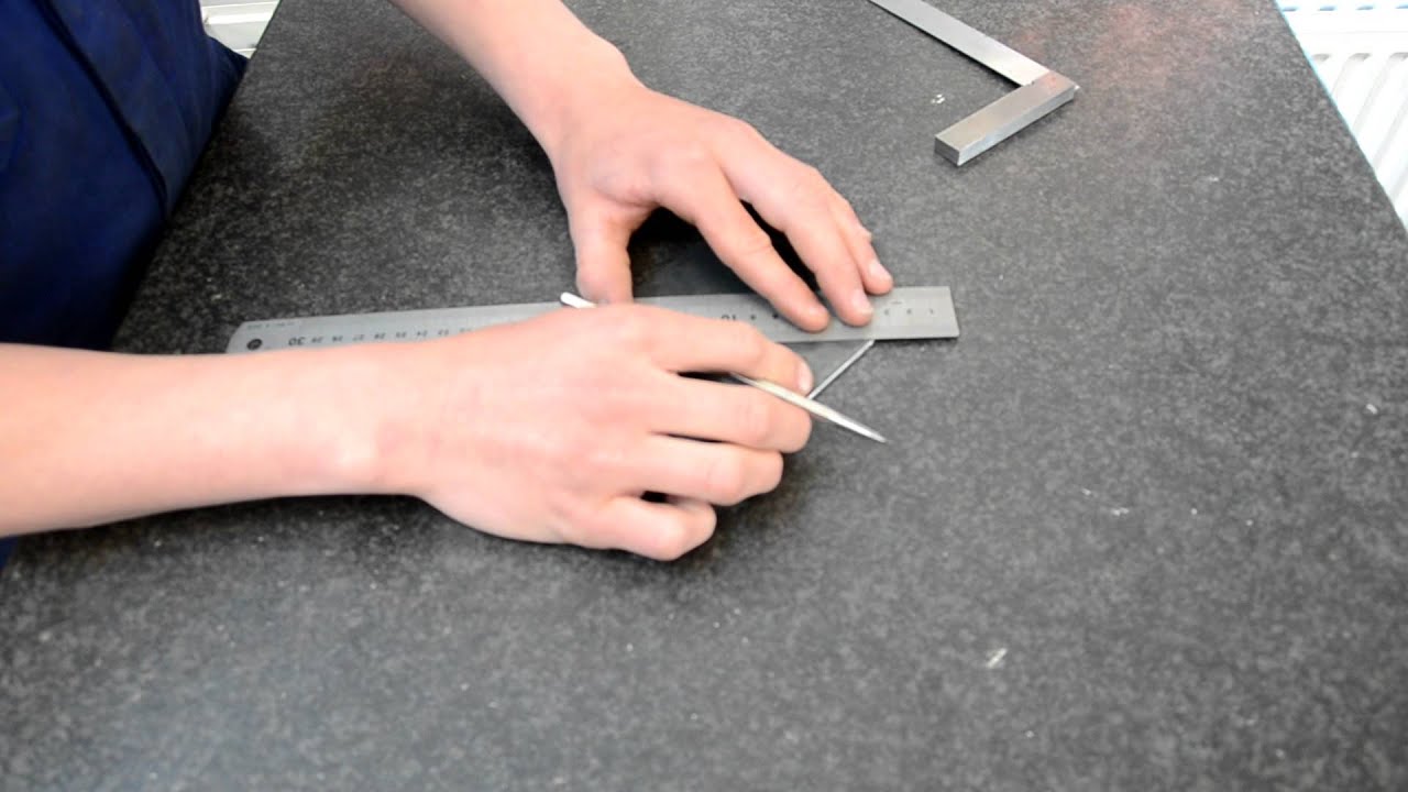 Aftekenen met de maatlat en blokhoekhaak - YouTube