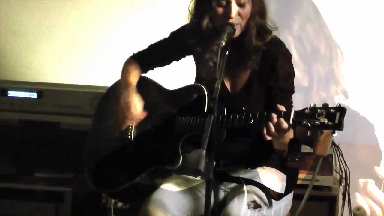 Ilenia Volpe (acoustic live @La Calzoleria 15-12-2012) - YouTube