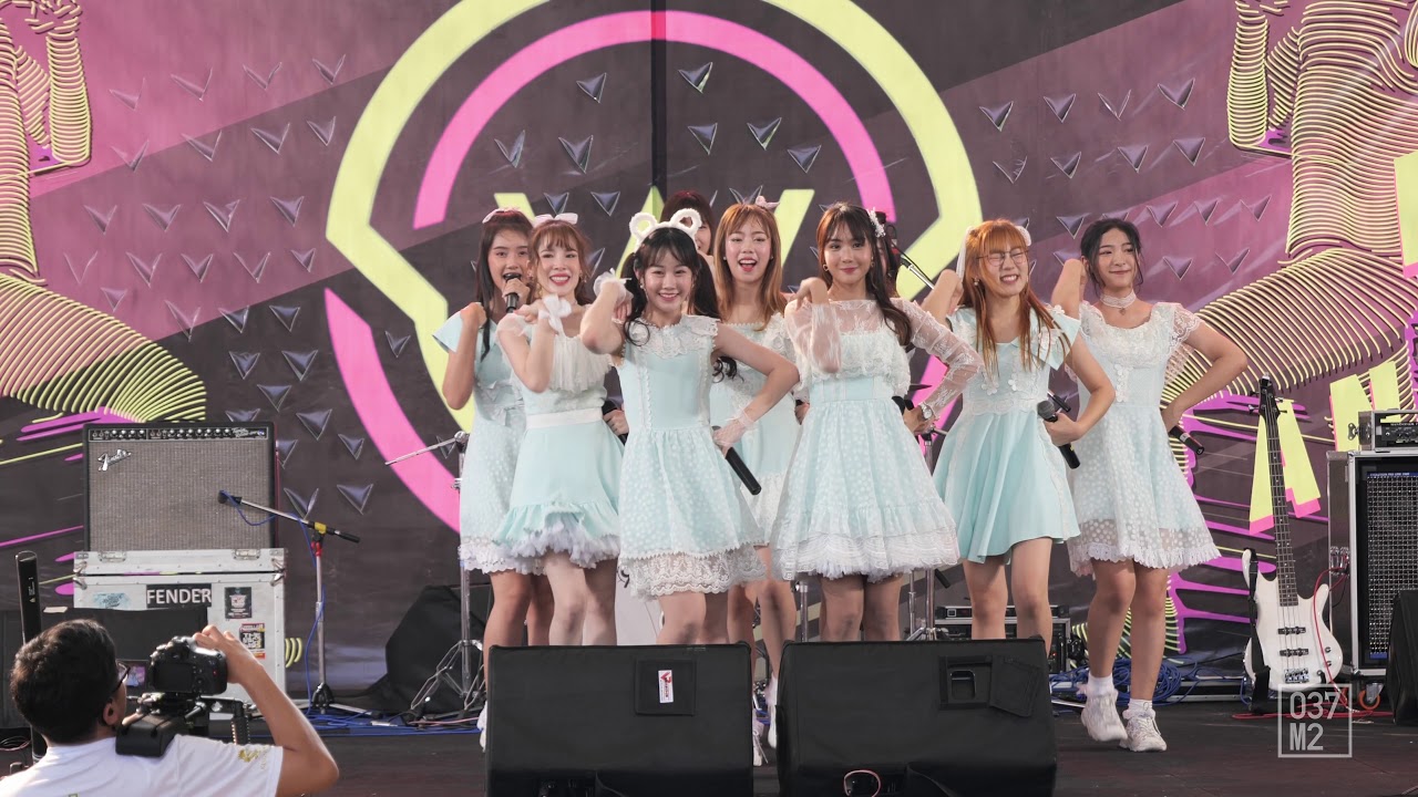 200209 Daisy Daisy @ W RUN THE WORLD 2020 [Full Fancam 4K 60p] - YouTube