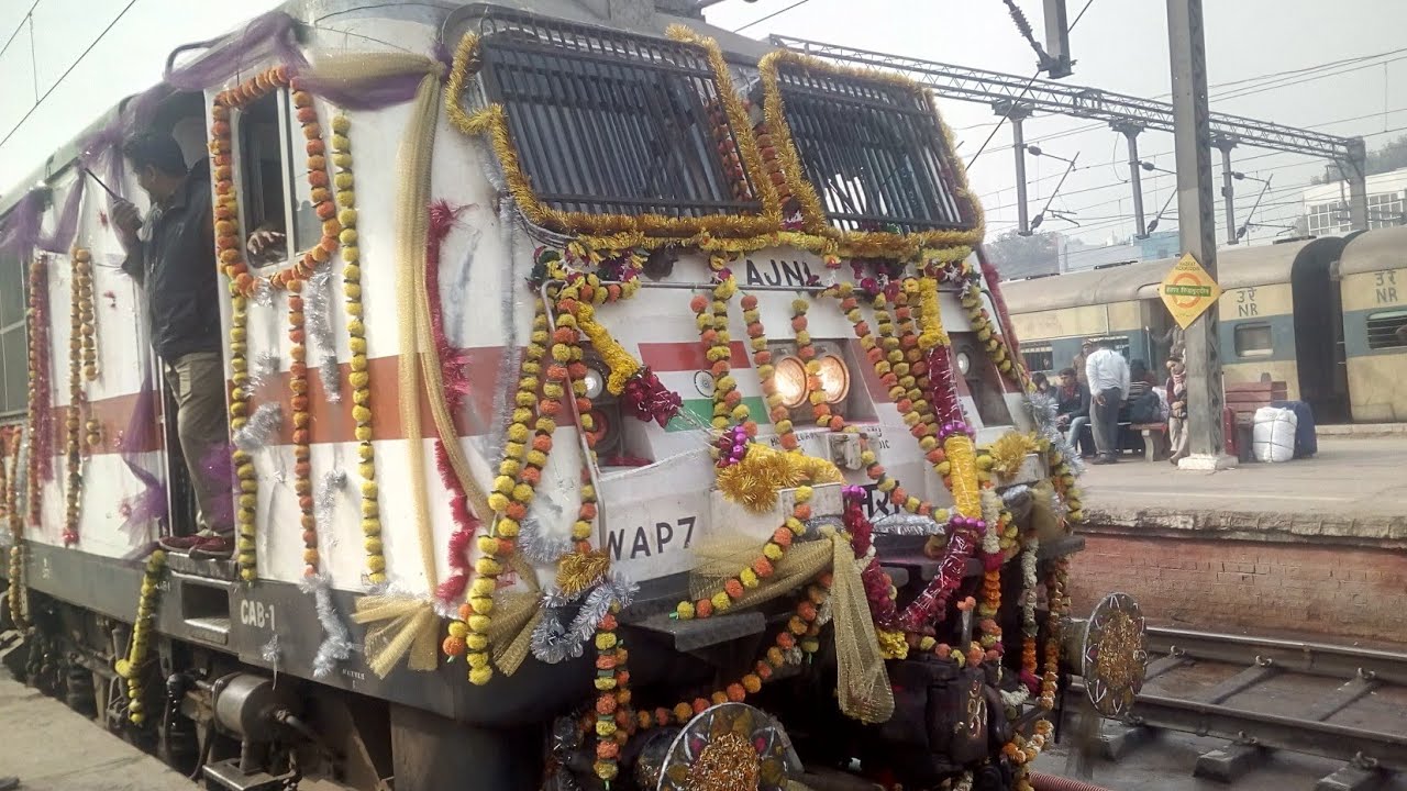 Central Railways 1st Rajdhani Express 22221 Grand welcome in Hazrat ...