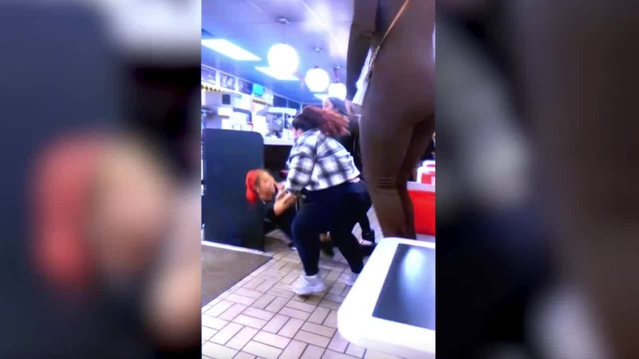 VIDEO: Massive Waffle House brawl in Alabama - YouTube