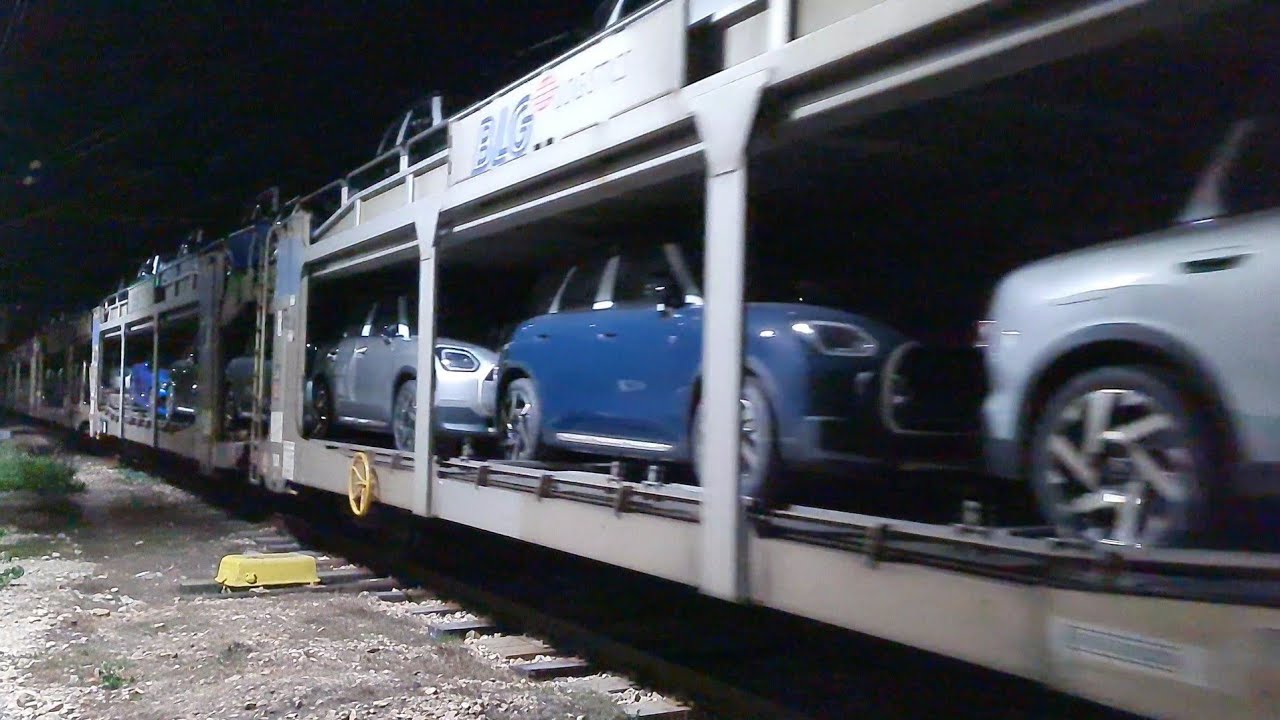 Rail Cargo Carrier с локомотив 1116 258 и коли BMW и Mini Cooper ...