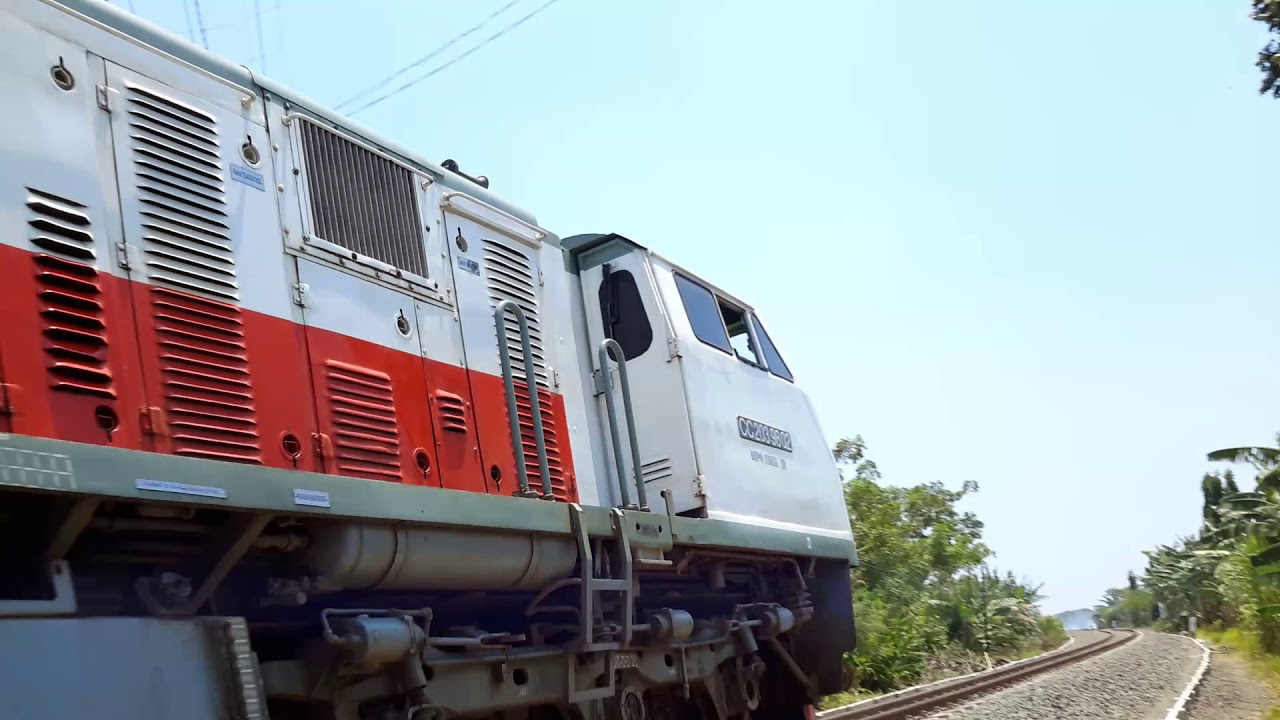 Kereta api mutiara timur masuk stasiun probolinggo#mutiaratimur - YouTube